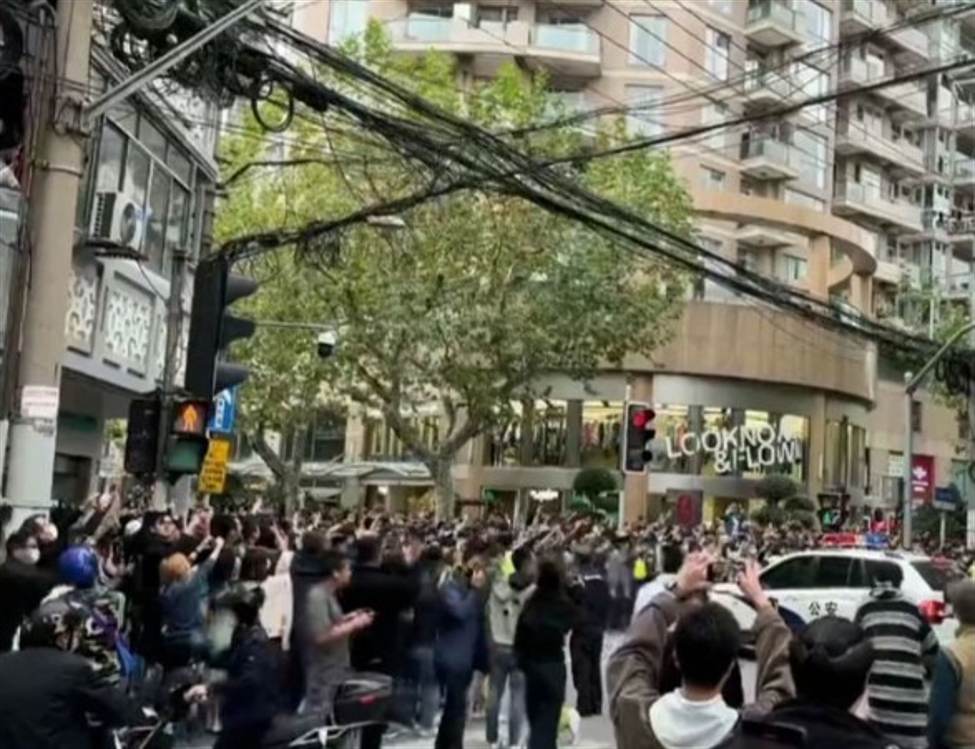 COVID - Protests erupt across China: "Step down, Xi Jinping! Step down ...